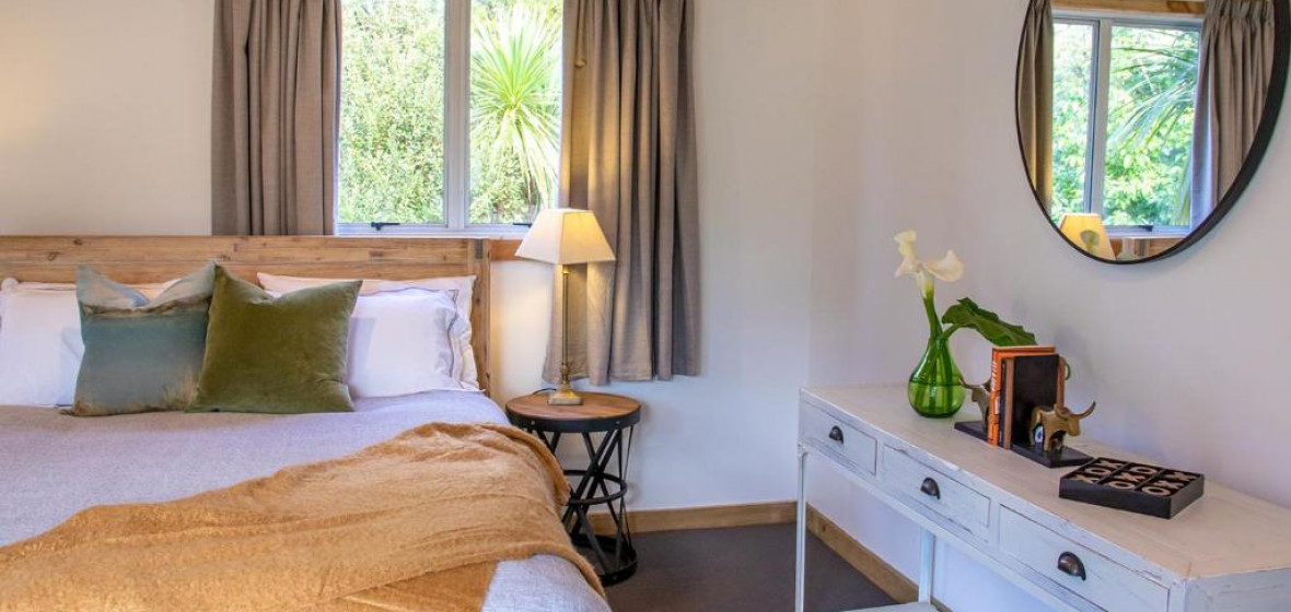 Parohe Island Retreat, Kawau Island (Moores Bay), New Zealand. Expert ...