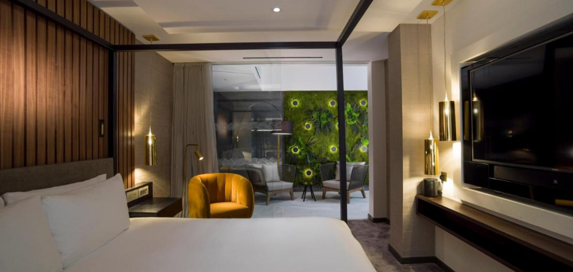 Middle Eight, London (Covent Garden). Expert reviews and highlights ...