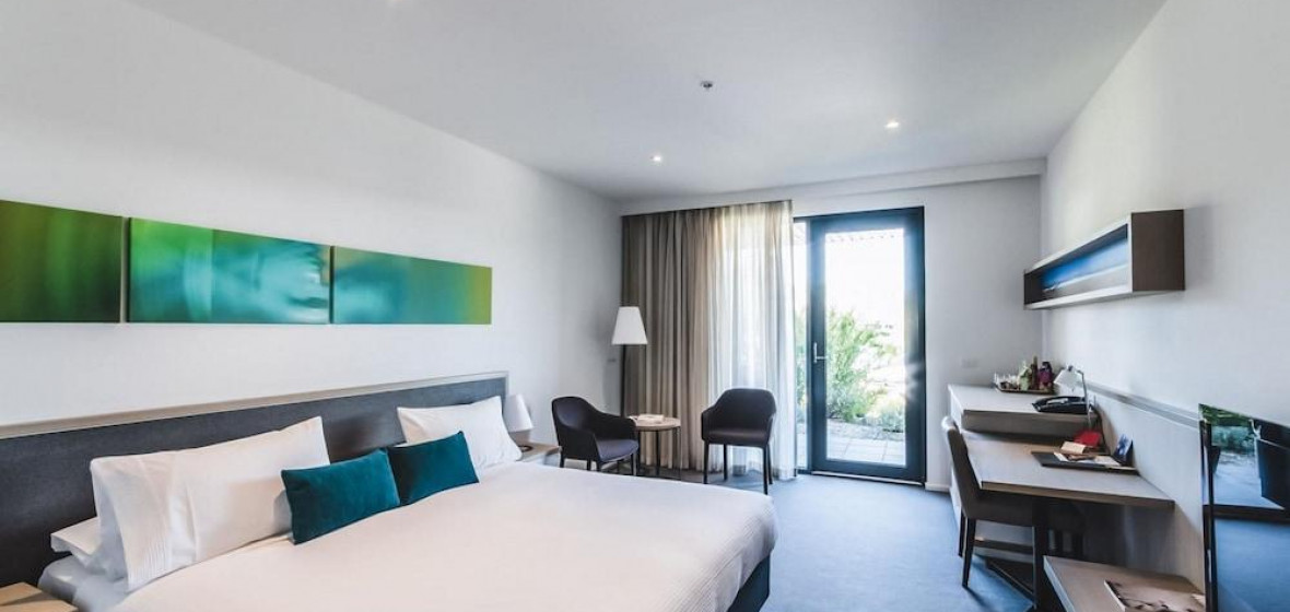 Flinders Hotel, Victoria, Australia. Expert reviews and highlights ...