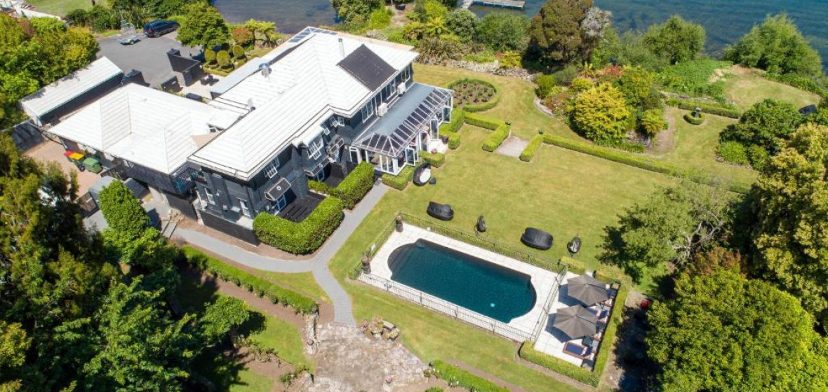 Black Swan Lakeside Boutique Hotel, Rotorua (Kawaha Point), New Zealand ...