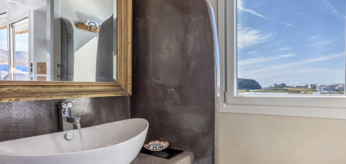 Captain Zeppos, Milos (Cyclades), Greece. Expert reviews and highlights ...